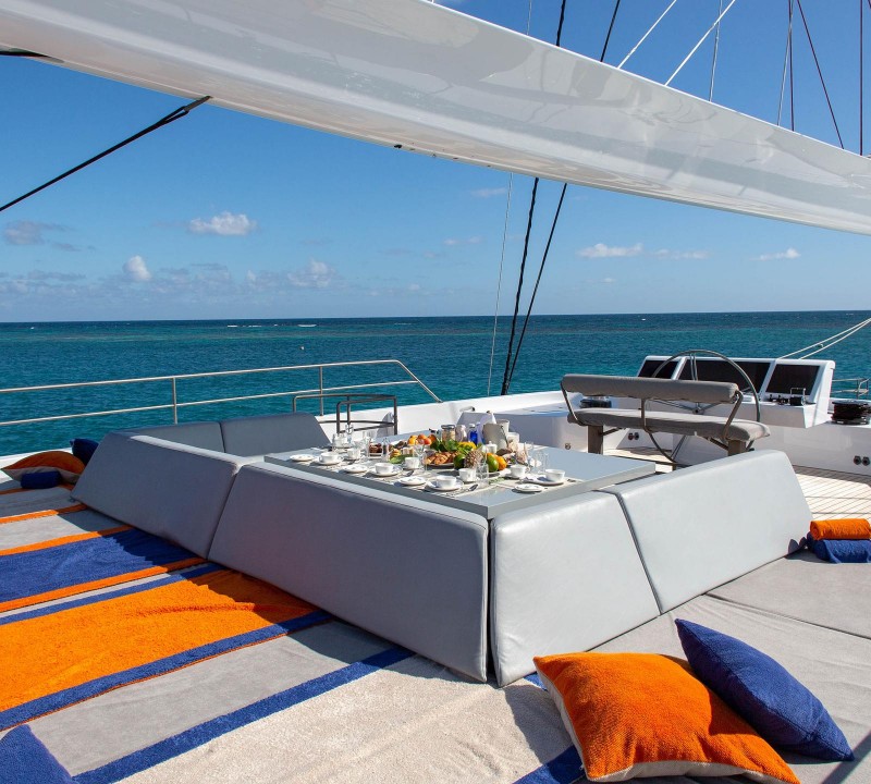 Yacht CHE, Sunreef 114 Catamaran | CHARTERWORLD Luxury Superyacht Charters